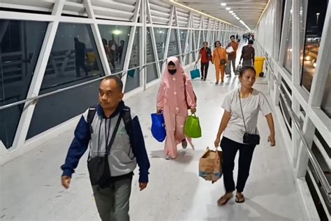 Di Hari Lebaran Pemudik Pejalan Kaki Mengalir Di Pelabuhan Merak