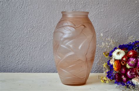 Vase aux oiseaux en verre pressé moulé rose L atelier Belle Lurette