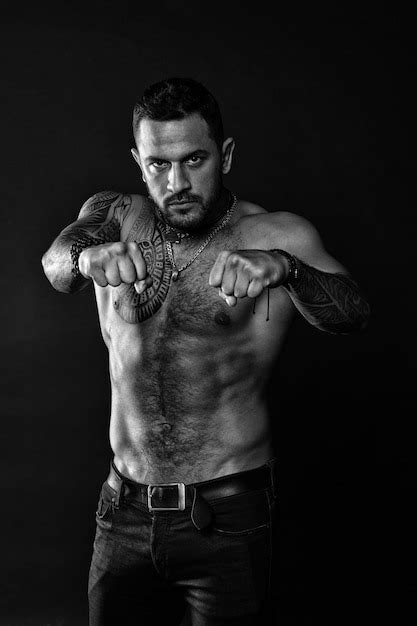 Boxeo masculino atlético con las manos desnudas espectáculo de seis