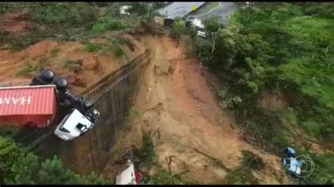 Deslizamento De Terra Arrasta Ve Culos E Deixa Pelo Menos Dois Mortos E