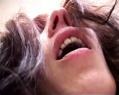 Nóng và nghịch ngợm bà nội trợ thủ dâm trong cô ấy nhà bếp một mình