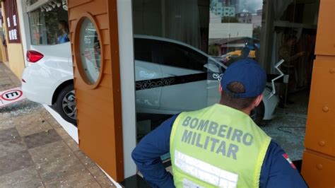 Motorista Perde O Controle Da Dire O E Ve Culo Invade Estab