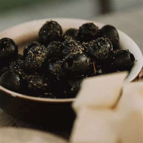 Cyril Lignac partage sa recette simplissime de cake aux olives et à la