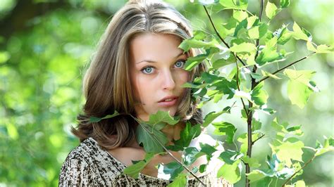 Depth Of Field Open Mouth Women Women Outdoors Blonde Face Branch
