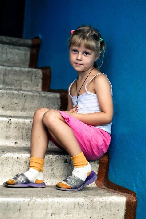 Belle Mère Nue Et Petite Fille 8 Ans Avec Le Long Bro Image stock