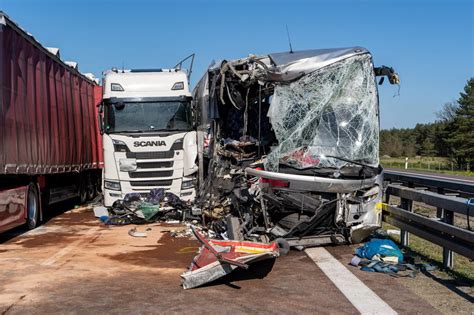 Wypadek polskiego autokaru w Niemczech Rannych zostało blisko 60 osób