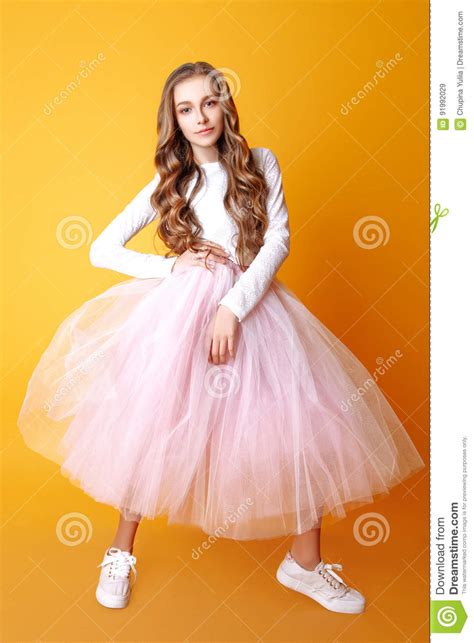 Muchacha Linda Adolescente Con El Pelo Rizado Largo Que Presenta El