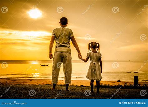 Padre E Hija Que Juegan En La Playa Foto De Archivo Imagen De