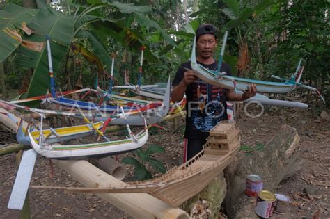 KERAJINAN MINIATUR PERAHU TRADISIONAL ANTARA Foto
