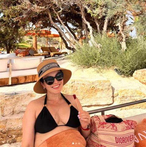 Ezgi Mola anne olmak için gün sayıyor Karnı burnunda pozlar verdi