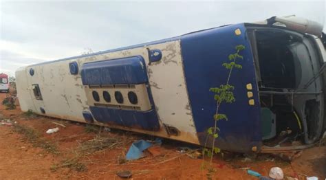 BR 251 Ônibus que seguia de São Paulo para o Nordeste cai em
