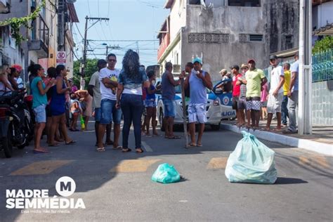 Moradores protestam em frente a Embasa contra falta dágua em Madre de