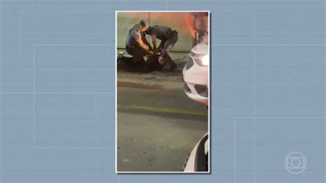 Homem negro é agredido chutes e socos durante abordagem policial em