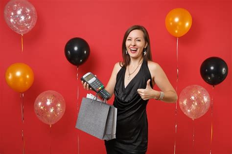 Niña feliz mantenga bolsas de paquetes de tarjetas de crédito de
