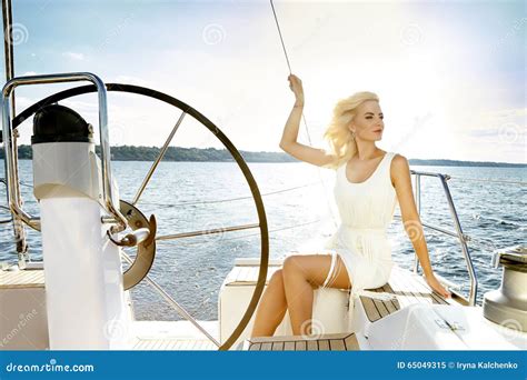 Belle Jeune Femme Blonde Sexy Montant Un Bateau Sur L eau Itinéraire