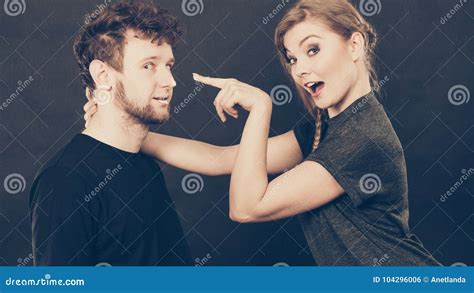 Mujer Que Aplica La Crema A Su Cara Del Hombre Foto De Archivo Imagen