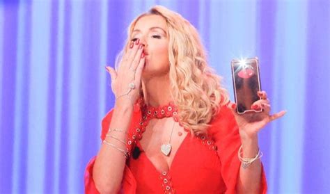 BOOM Valeria Marini Verso Il Cantante Mascherato DavideMaggio It