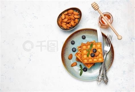 比利时高清图片 传统的比利时华夫饼灰色混凝土表面配有新鲜浆果和蜂蜜 餐饮美食免费下载 jpg格式 编号50750568 千图网