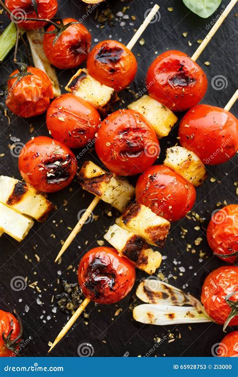 Fromage De Halloumi Et Brochettes De Tomate Cerise Sur Le Fond Noir En