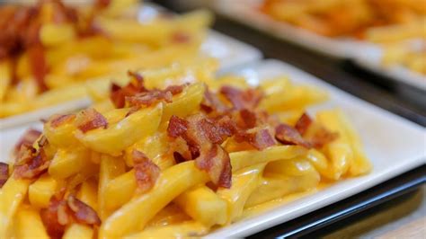 Prepara unas riquísimas papas con tocino y queso