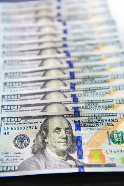 Se alinea una pila de billetes de 100 dólares Foto Premium