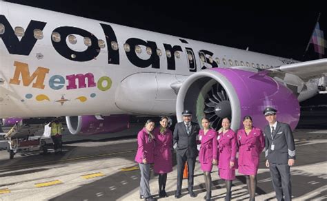 Puedes ser azafata de Volaris en México si tienes tatuajes