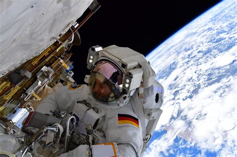 Cette Photo De La Station Spatiale Avec Deux Astronautes Sortis Dans L