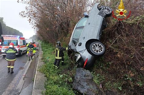 GRAVE INCIDENTE SULLA CATANIA MESSINA LAUTO FINISCE FUORI STRADA E