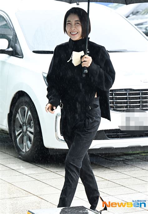 PHOTOチンソヨンラジオ出演のため放送局へ全身ブラックコーデで登場 Kstyle