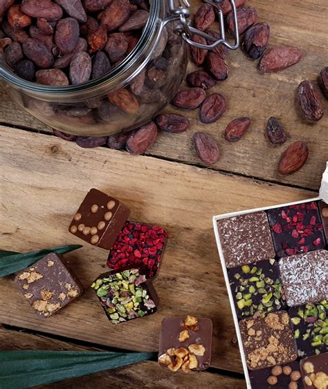 Coffret pralinés feuilletés noir et lait 12 carrés Comptoir du cacao