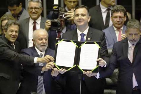 Congresso promulga a reforma tributária a presença dos presidentes