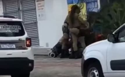 Vídeo policial é flagrado agredindo homem em situação de rua em SC