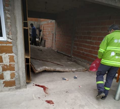 Se derrumbo una pared de una casa de Los Hornos falleció una persona y