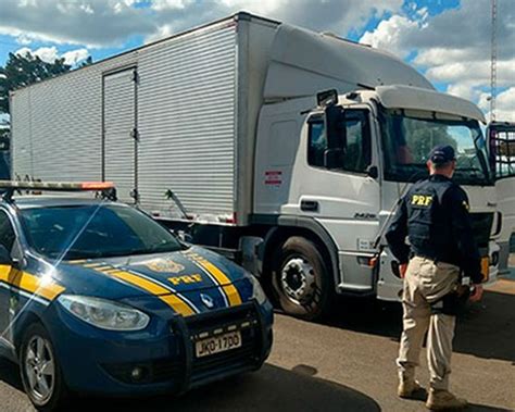 PRF recupera caminhão defensivos agrícolas tomado de assalto