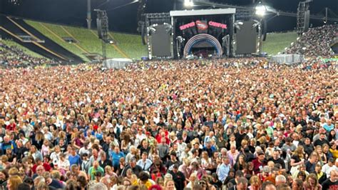 Pink Make You Feel My Love Bob Dylan Cover Live in Müchen 05 07 23