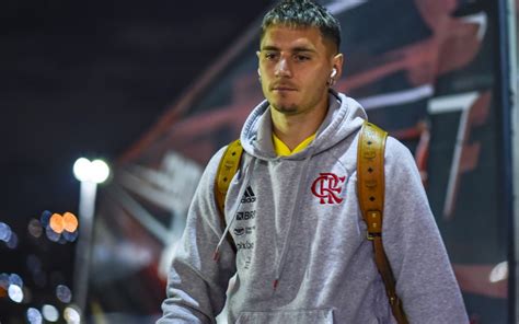 Flamengo informa que Varela sofreu lesão no ligamento do joelho