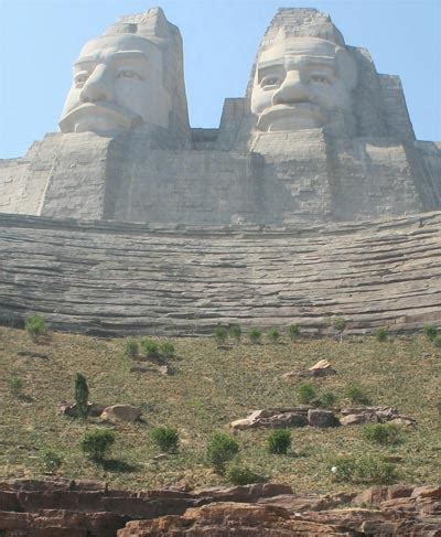 China inaugura la segunda estatua más grande del mundo