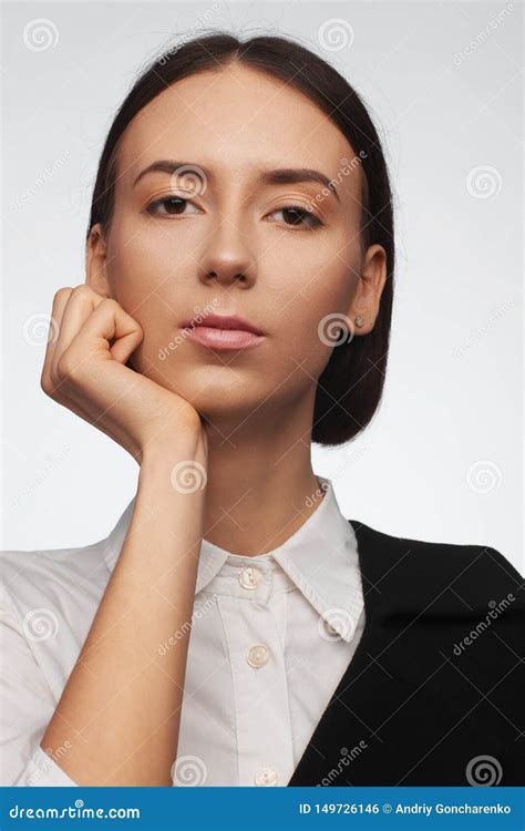 Retrato De Uma Mulher Pacificada Bonita Em Uma Camisa Branca E Em Um