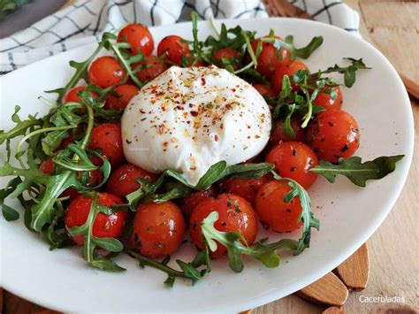 Ensalada de burrata con tomates cherry salteados y rúcula Cocina y