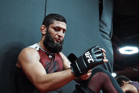 Khamzat Chimaev hospitalizado após desistência do UFC na Arábia Saudita
