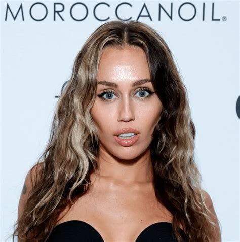When A 16 Year Old Miley Cyrus Lap Dance With 44 Year Old Director Adam Shankman Sparked