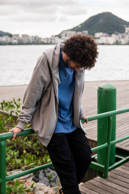 Homem Triste E Contemplativo Sentado Beira Do Lago Foto Gr Tis