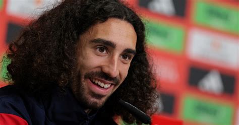 Cucurella y su celebración más viral al cantar su propia canción