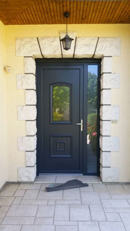 Installation d une porte d entrée PVC gris anthracite MORANNES
