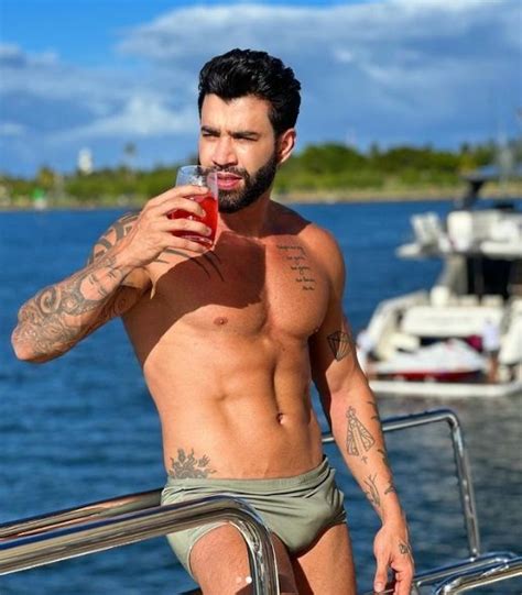 Amigos Fazem Gracinhas Gusttavo Lima Ap S Foto De Sunga Metr Poles