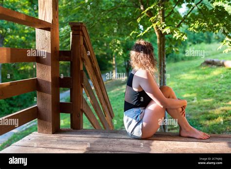 Sommerhaus Veranda Mit Frau Auf Stufen Des Hauses Im Hinterhof Sitzen