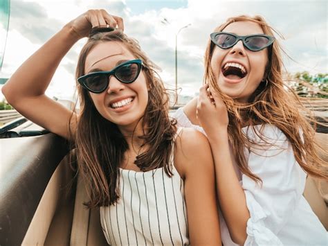 Portrait De Deux Jeunes Femmes Hipster Belle Et Souriante En Voiture