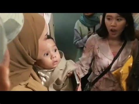 EKSPRESI LUCU BABY L BINGUNG BUNDA LESTI PAPABI DIKERUMUNI WARTAWAN