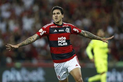 dois de Pedro Flamengo bate o Palmeiras no Maracanã e entra de vez