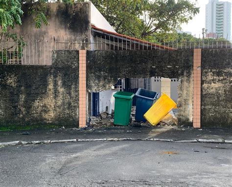 Motorista perde controle de carro e derruba muro de colégio no bairro